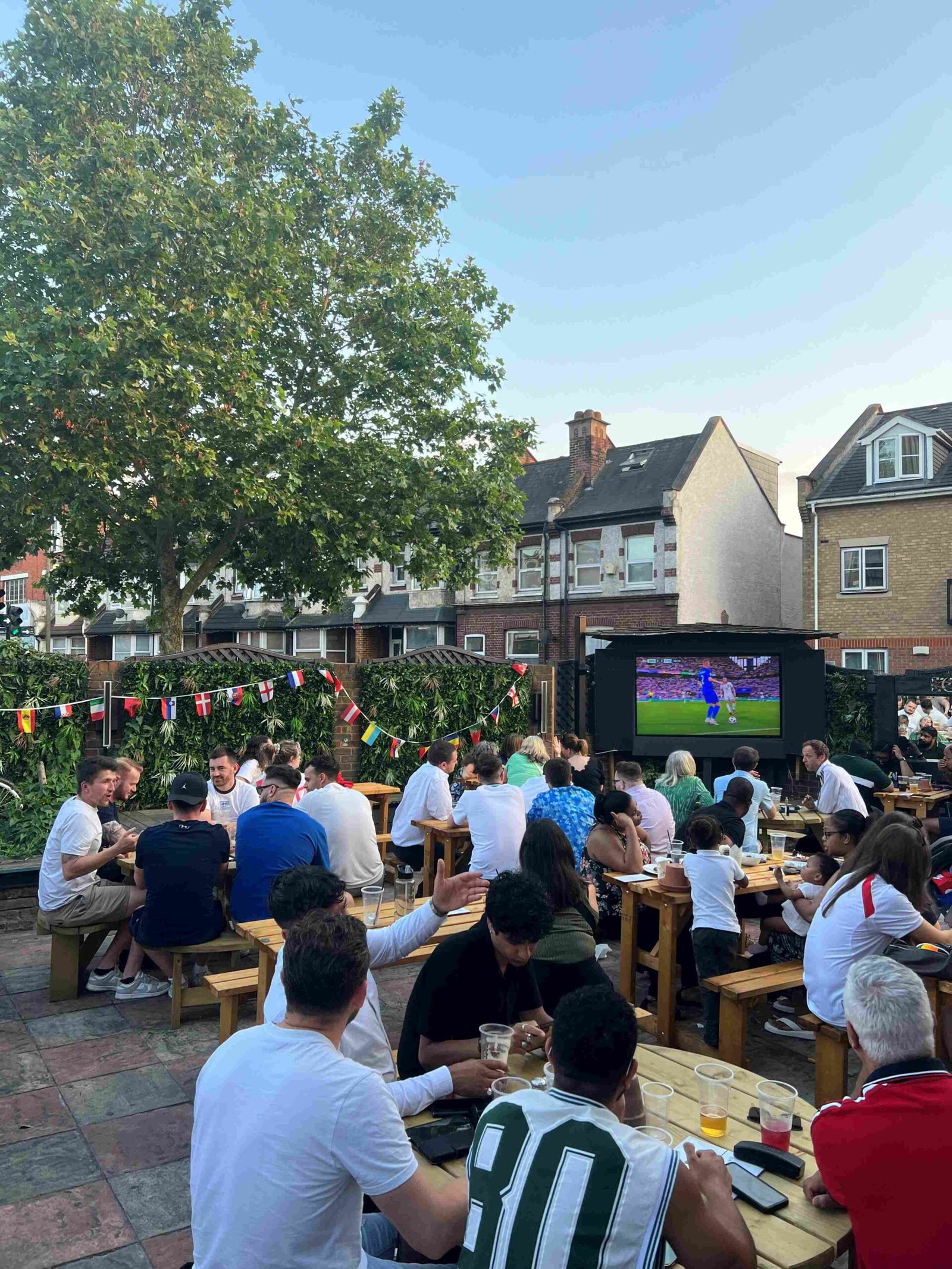 Beautiful Beer Garden – Tree house Croydon